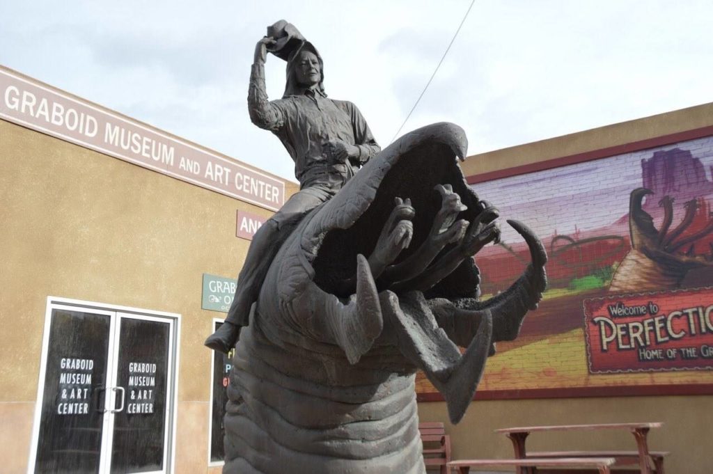 Erste Bilder zur Tremors-TV-Serie! - Neon Zombie®